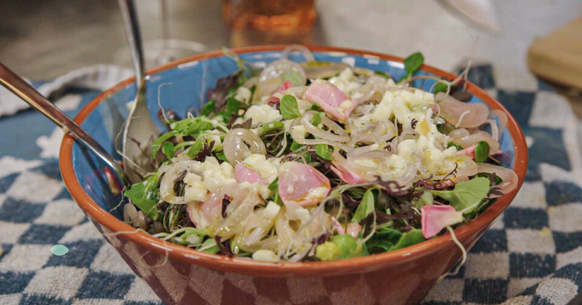 Fris slaatje met geitenyoghurt, zoetzure ui en appel | BinnensteBuiten