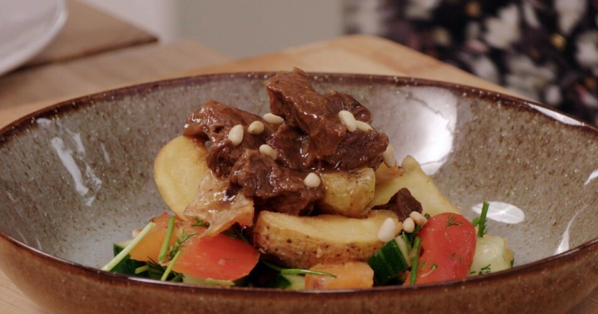 Sukade stoofpotje met gefrituurde aardappelen | BinnensteBuiten