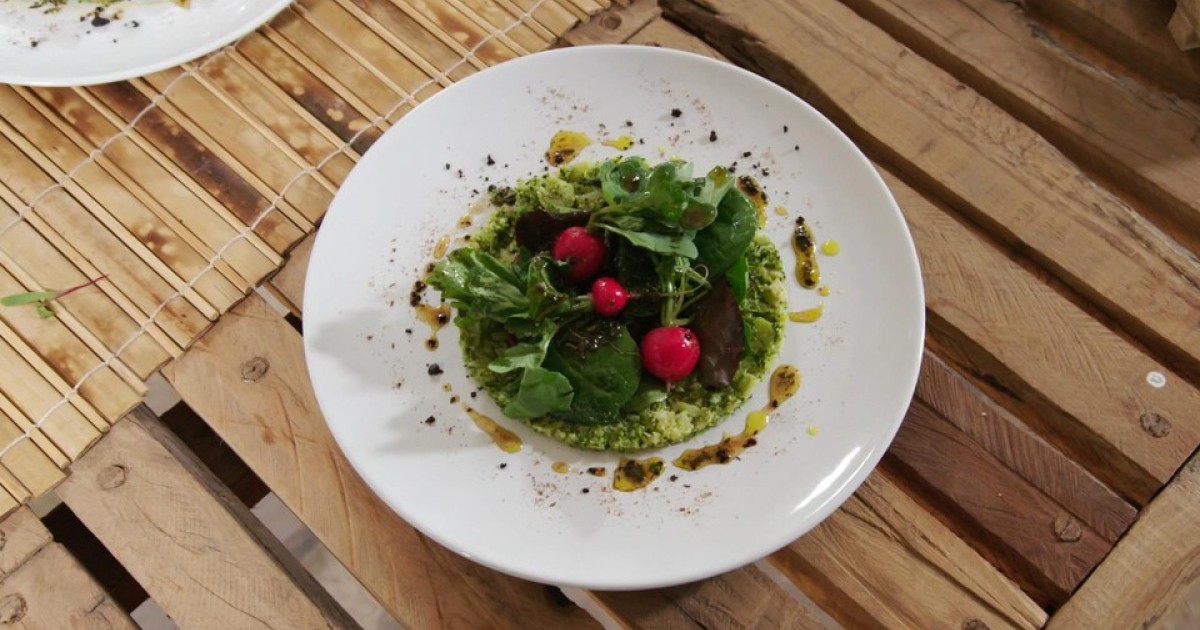 Alain maakt een heerlijk gerecht met de bladgroenten van teeler Siete ...