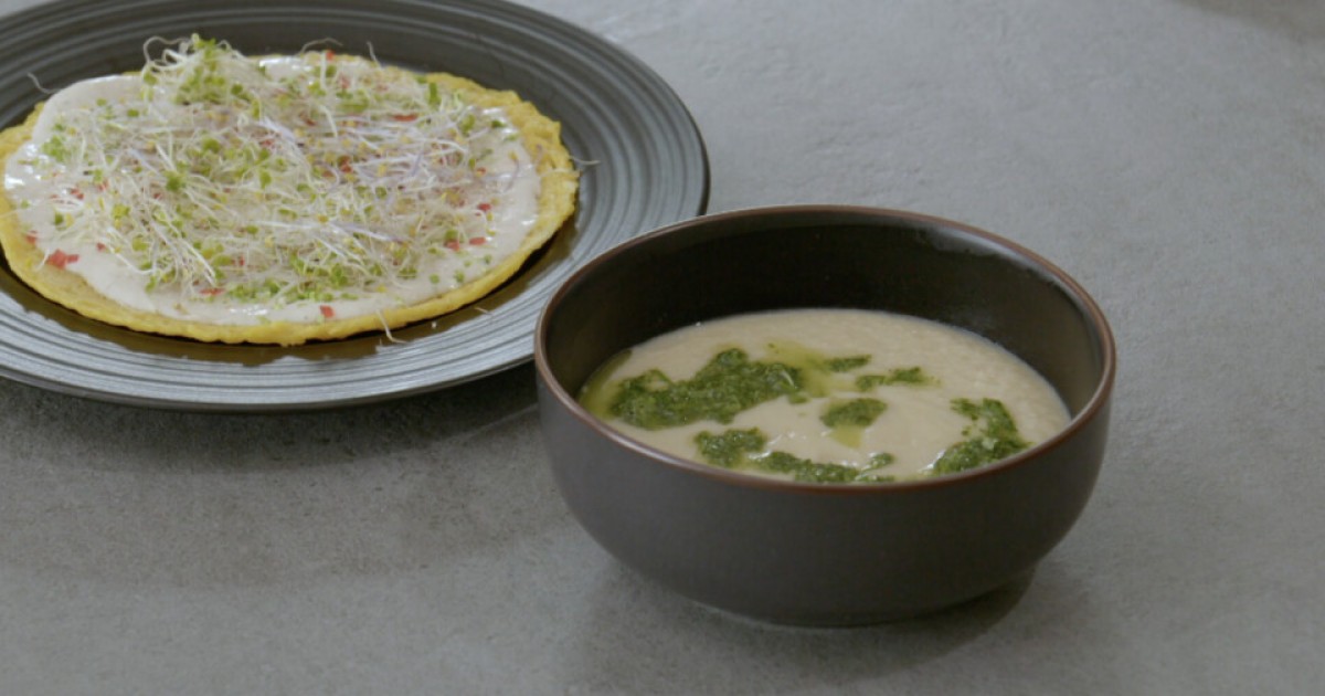 Aardpeer-knolselderijsoep met pannenkoekjes en salsa verde | BinnensteBuiten