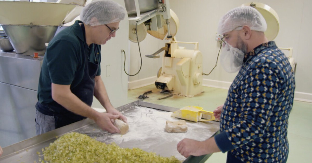Chef-kok Ramon gaat opzoek naar het geheim van de Groninger koek ...