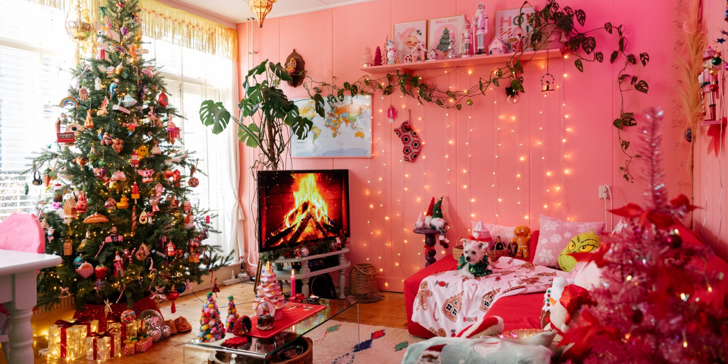 Een roze kersthuis vol tierelantijntjes | BinnensteBuiten