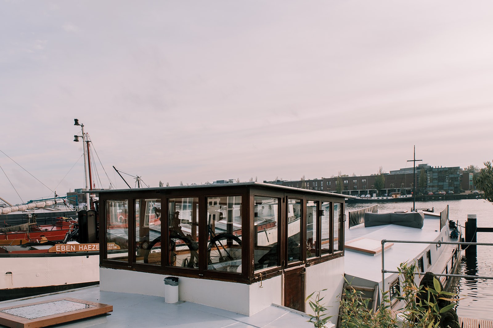 Strakke woonboot in Amsterdam | BinnensteBuiten