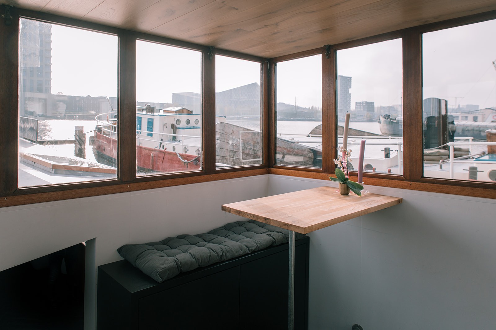 Strakke woonboot in Amsterdam | BinnensteBuiten