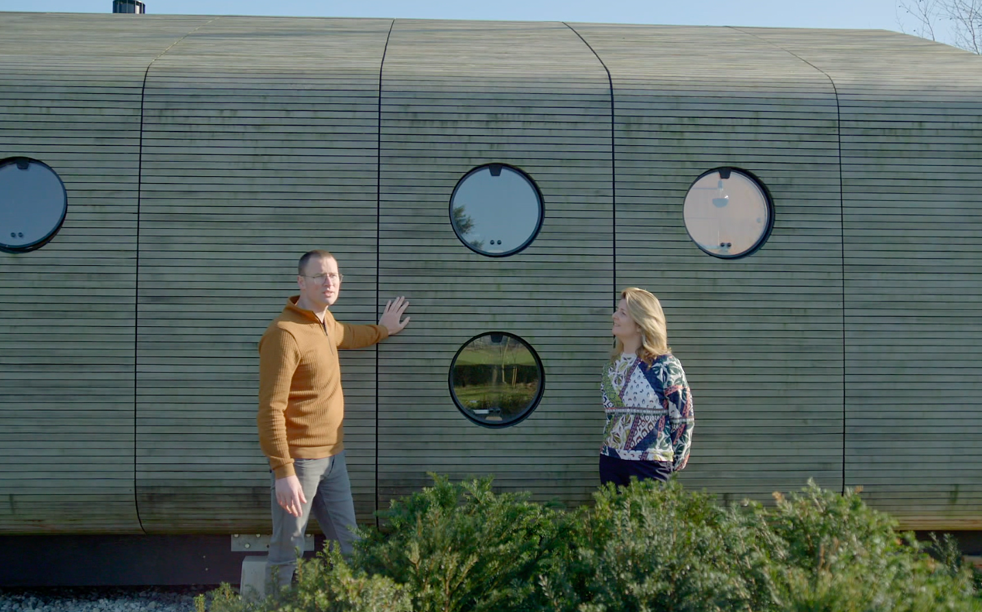 Dit gezin woont in de natuur in een kartonnen huisje | BinnensteBuiten