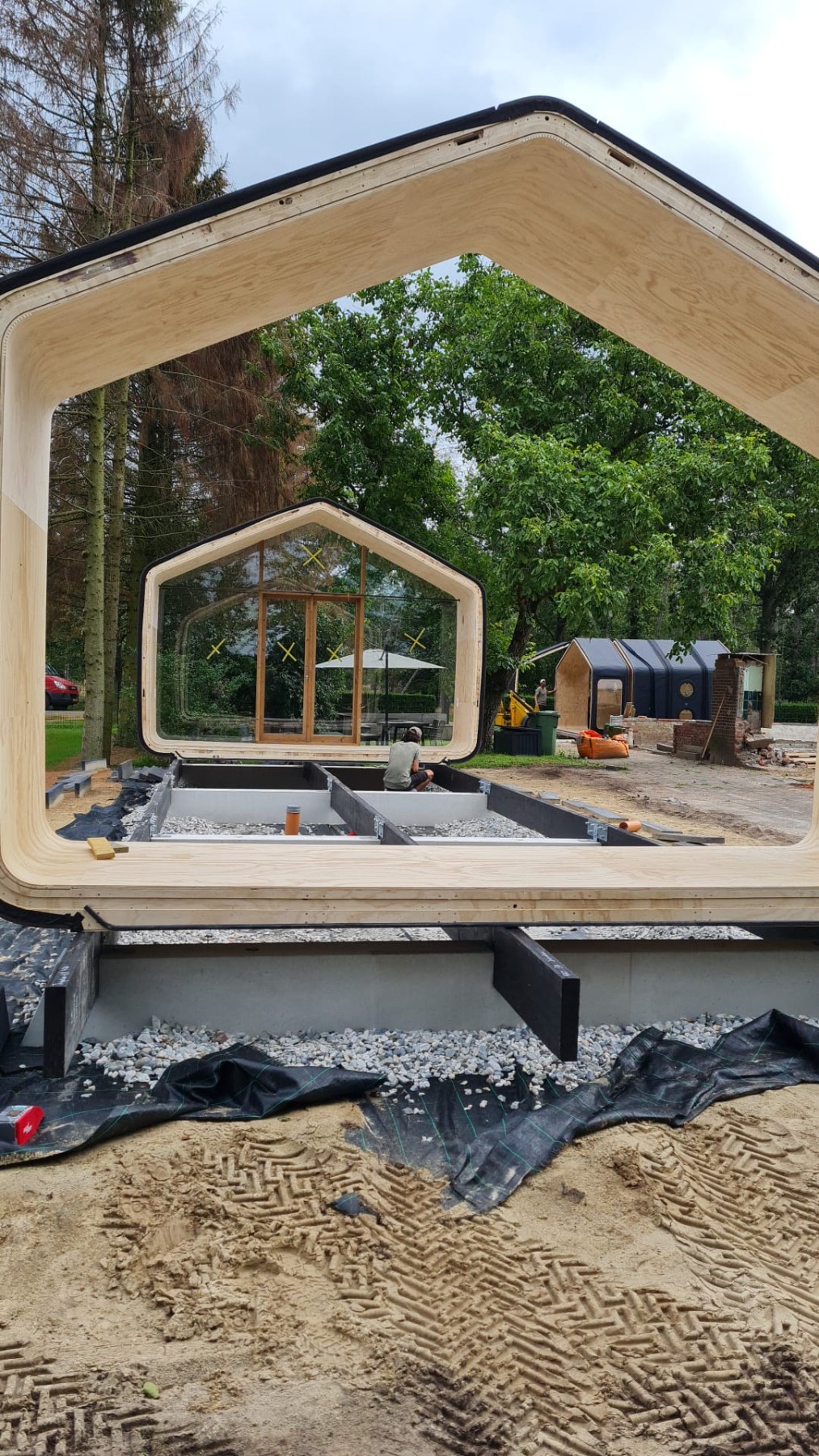 Dit gezin woont in de natuur in een kartonnen huisje | BinnensteBuiten