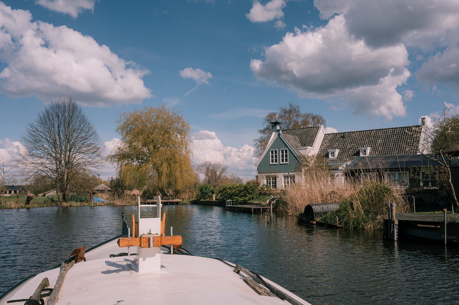 Woonark vol bijzondere reisvondsten in Nigtevecht | BinnensteBuiten
