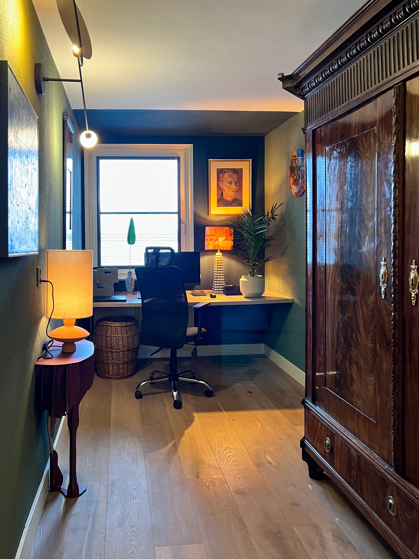 Een sfeervolle nieuwe werkkamer met warme kleuren | BinnensteBuiten