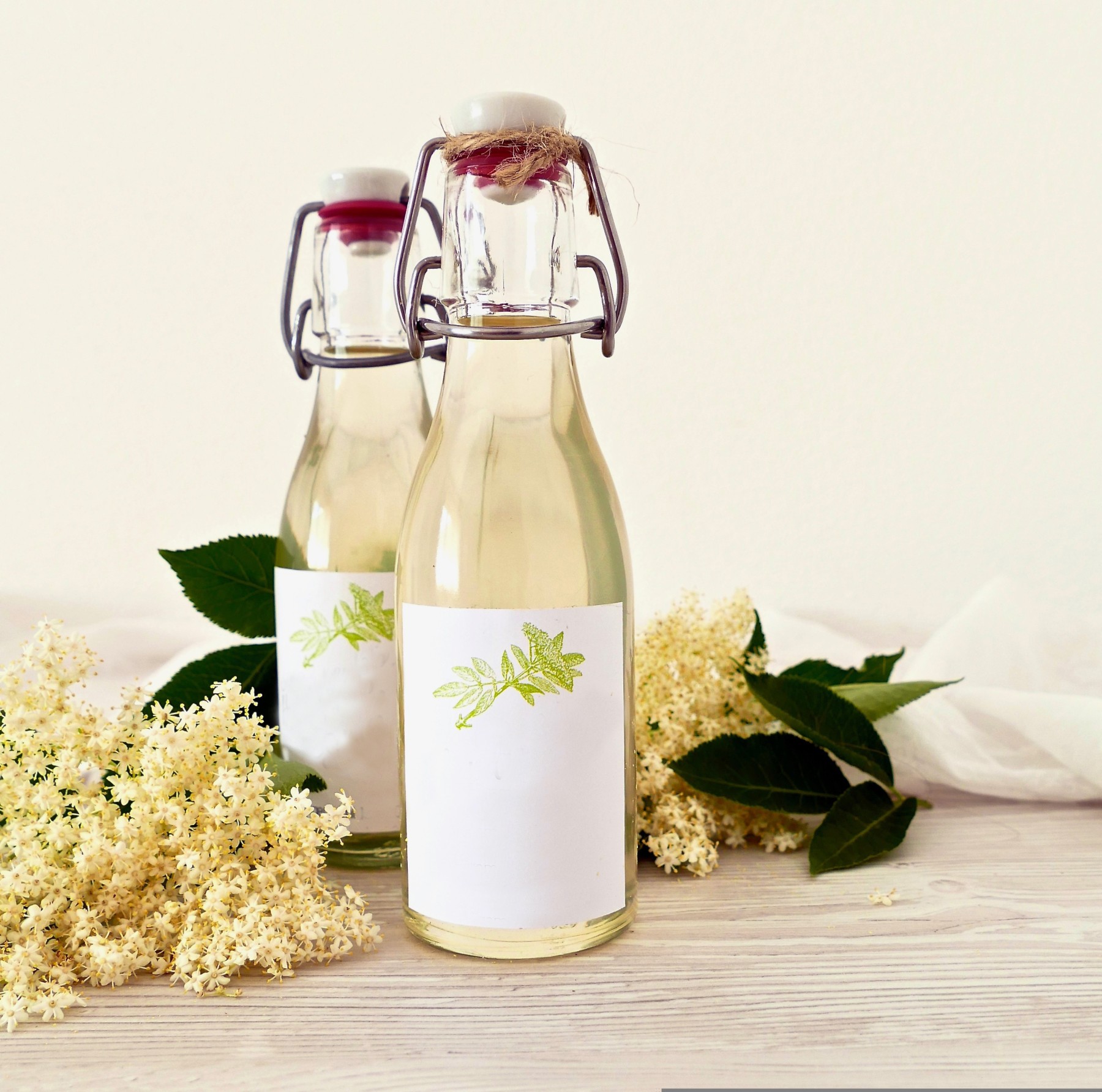 Maak zelf zomerse vlierbloesemsiroop | BinnensteBuiten