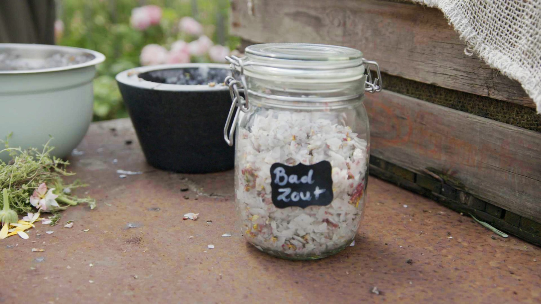 Maak zelf heerlijk aromatisch badzout | BinnensteBuiten