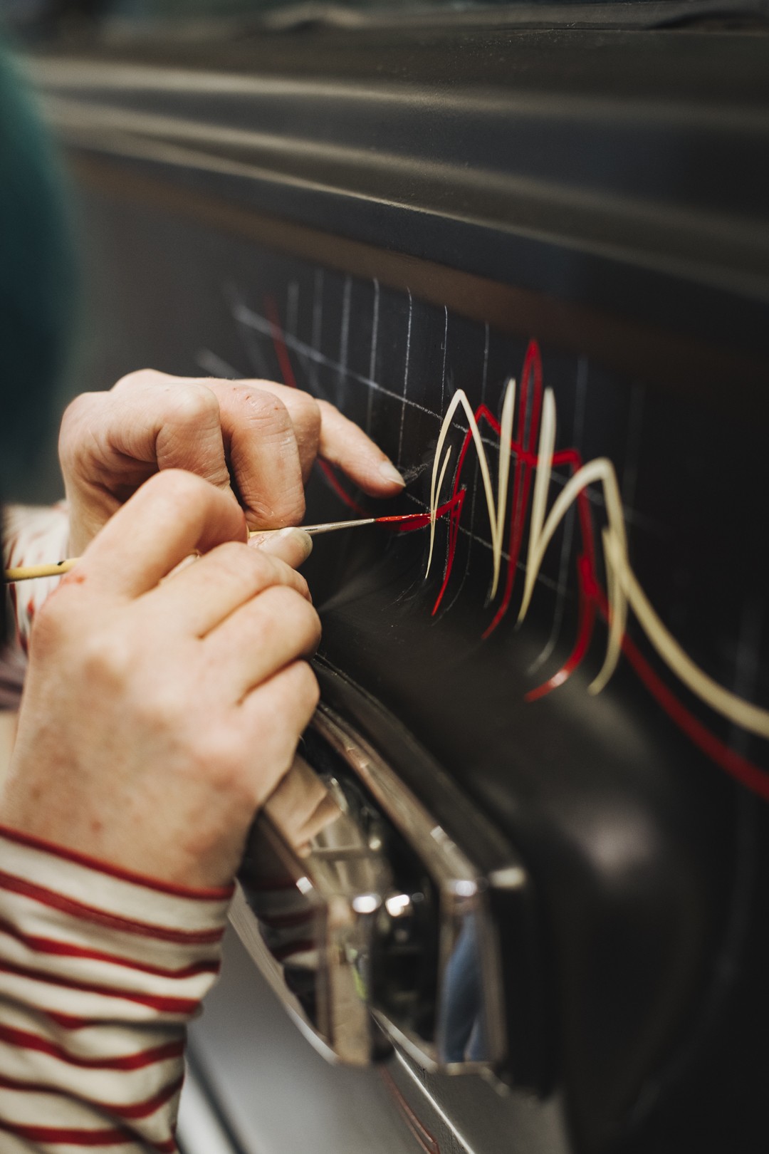 Pinstriper Lot Strijker ontwerpt en schildert de mooiste lijnen ...