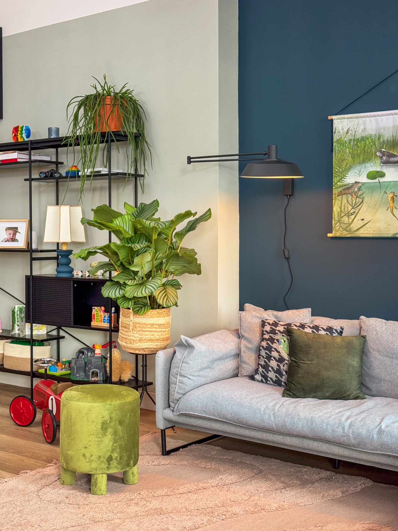 Een gezelligere indeling en veel kleur voor deze woonkamer ...