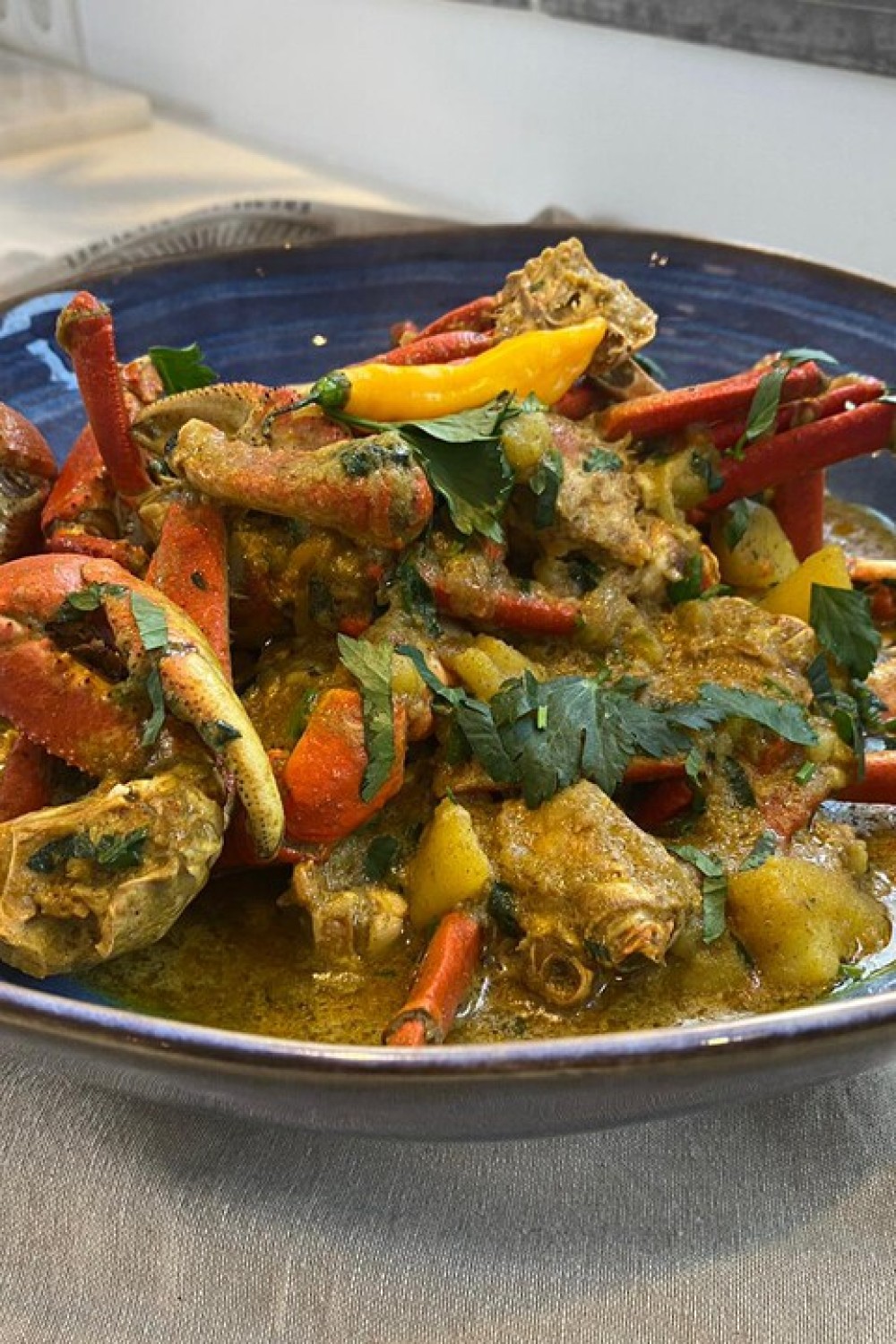 Kraboe: Surinaamse krab in kerriesaus | BinnensteBuiten