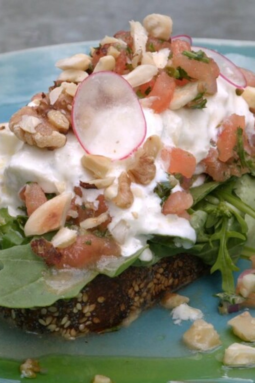 Oerbrood met tomatensalsa en burrata | BinnensteBuiten