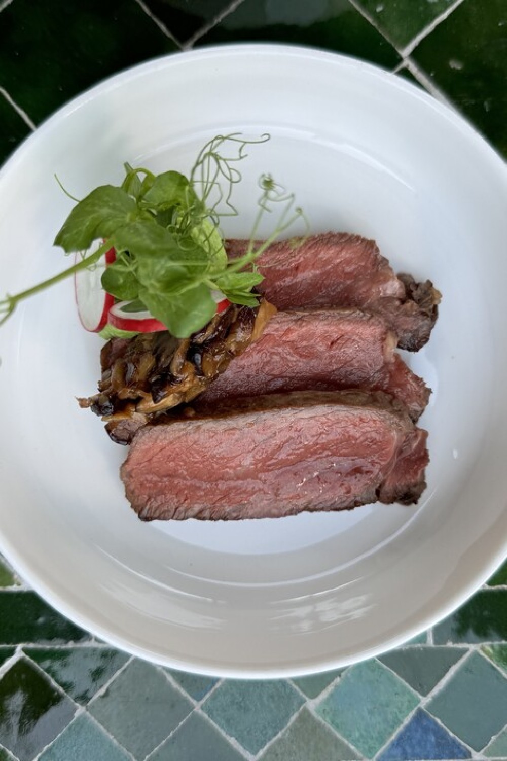 Wagyu steak met doperwten-puree en shiitake tapenade | BinnensteBuiten