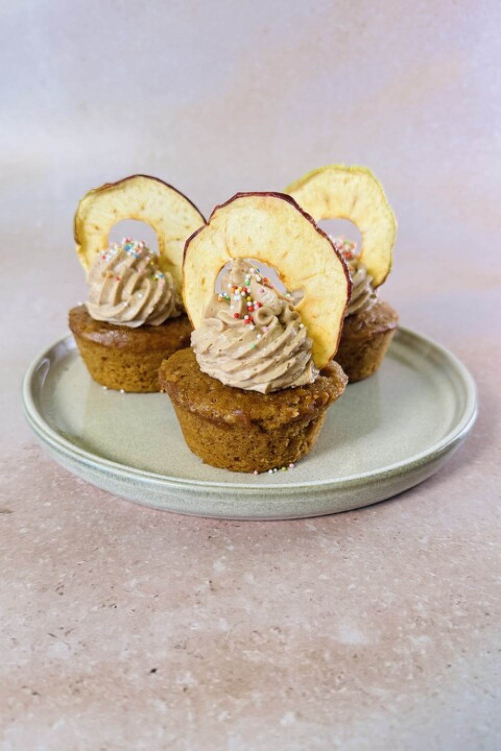 Appel cupcakes met room en knapperige toppings | BinnensteBuiten