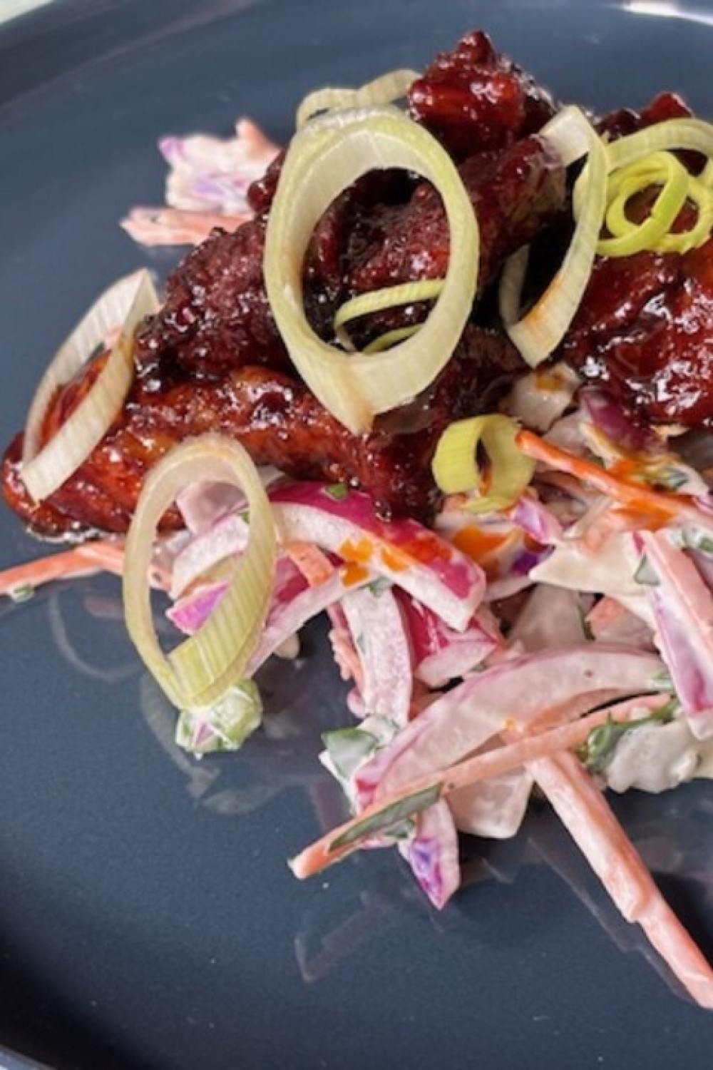 Krokant gebakken buikspek met frisse salade van kool en wortel ...