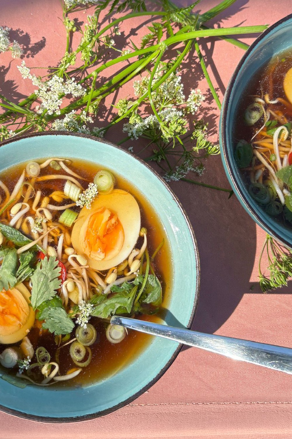 Ramen bouillon met ei en wildplukpesto op toast | BinnensteBuiten